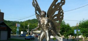 La Leyenda del Hombre Polilla o Mothman | El espectro de ojos rojos