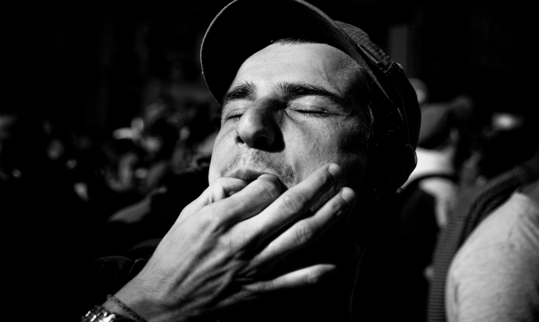 ¿Todavía no sabes silbar con los dedos? ¡Aprende!