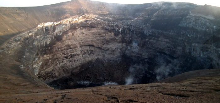¿Sabes cuál es el volcán más frío del mundo? ¡Su lava es negra!